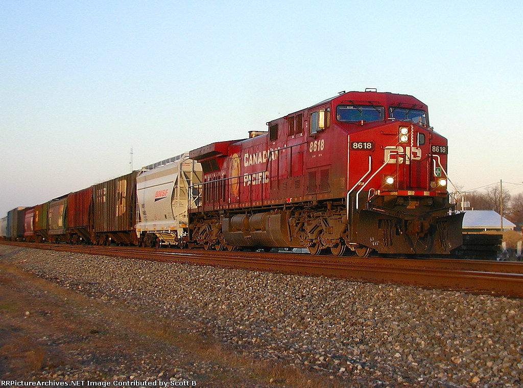 CP 8618 36T On The Chicago Line slowing to take the NW transfer to the Huntington District